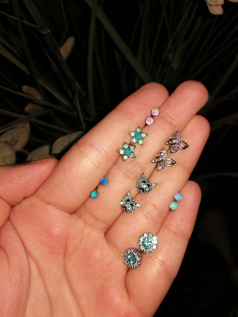 16 Gauge 5/16 Blue Faux Opal Internally Threaded Flower Labret – BodyCandy